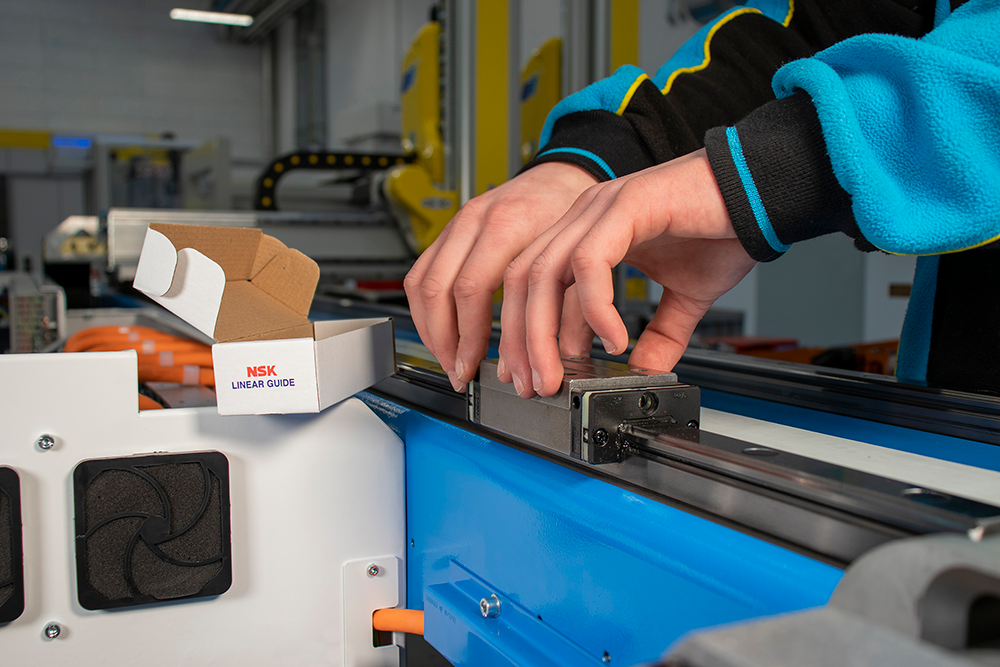 Advanced automation for injection moulding - June 2023 - SA ...
